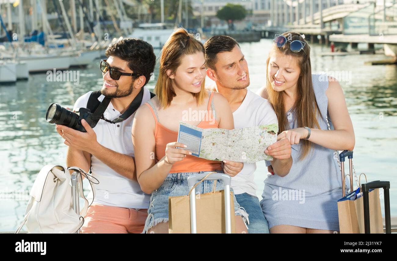 Tourists using a map hi-res stock photography and images - Alamy