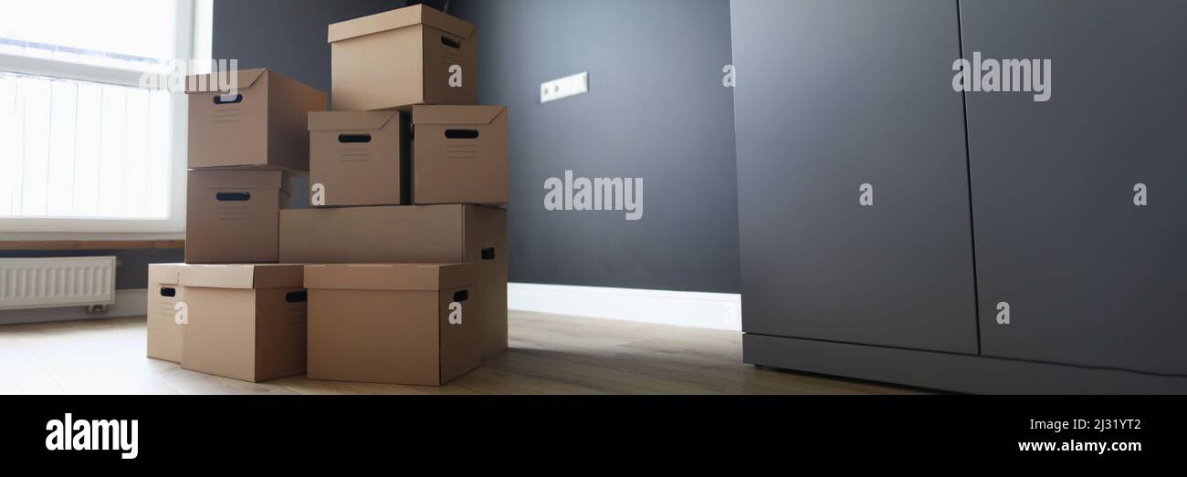 Empty room with packed stuff Stock Photo - Alamy