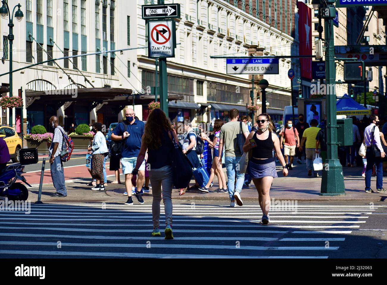 Crowd of people walking new york hi-res stock photography and images ...