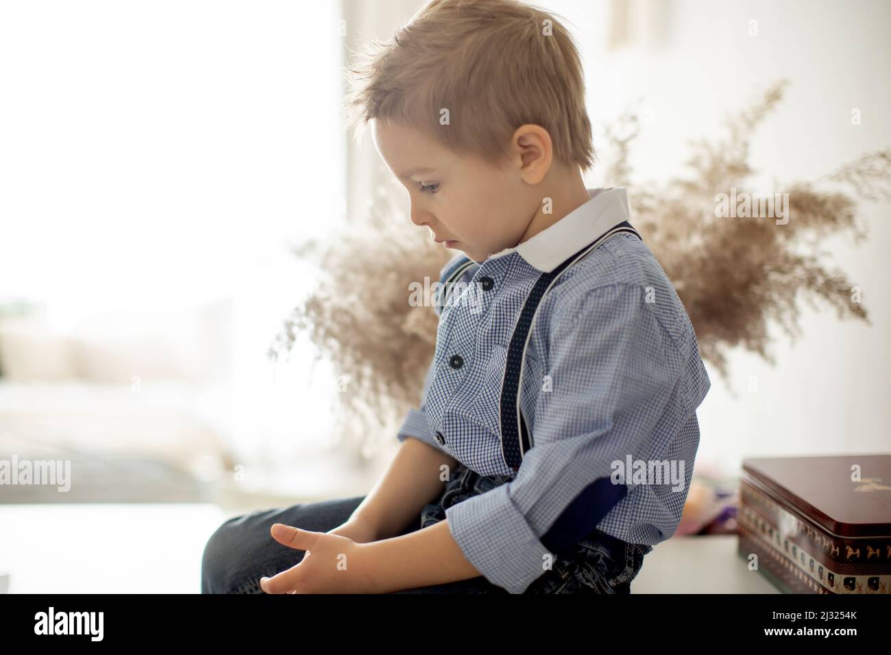Abdominal pain kids hi-res stock photography and images - Alamy