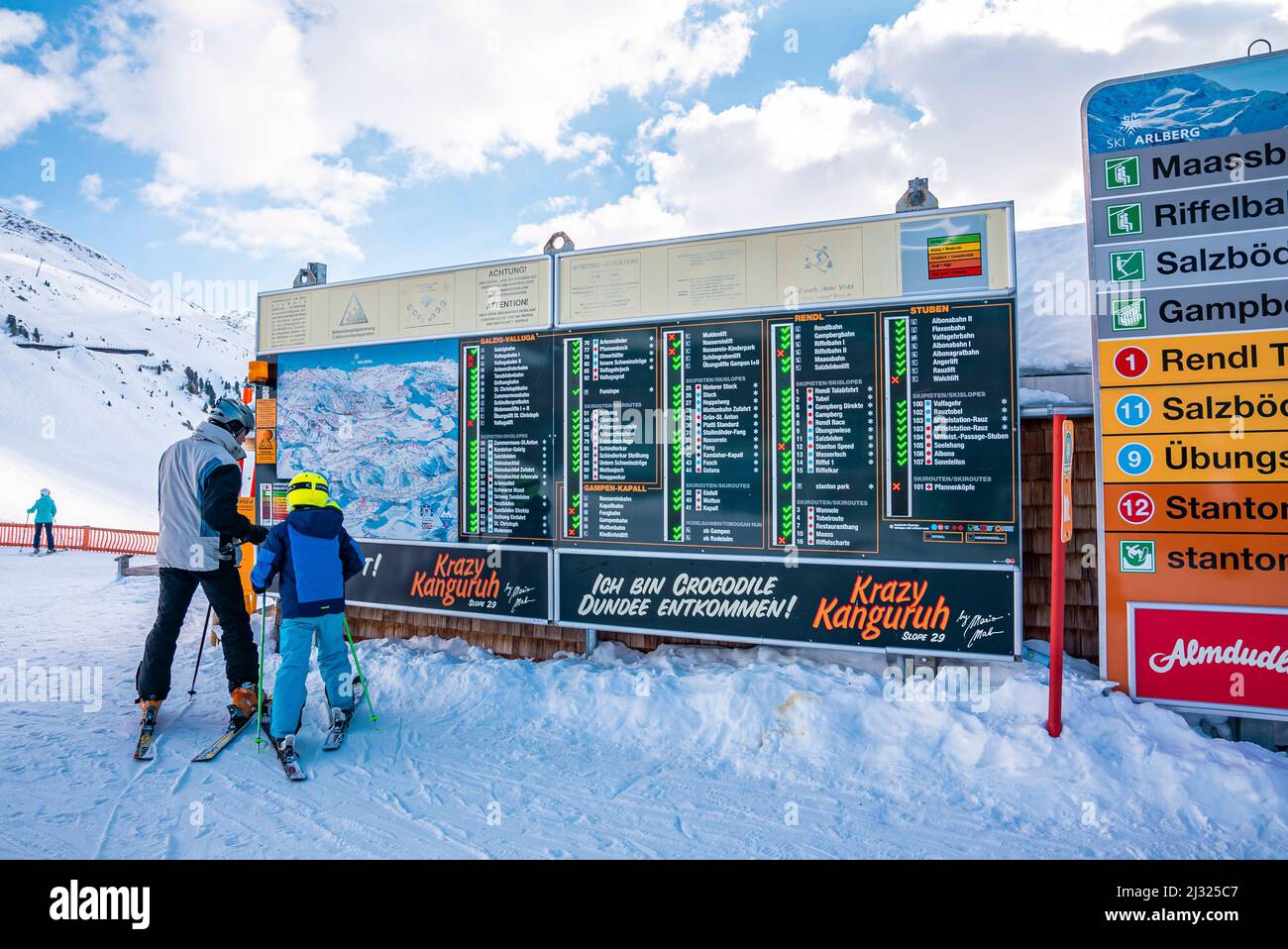 People watching billboard hi-res stock photography and images - Alamy