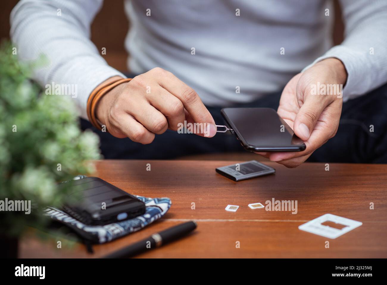 Changing sim hi-res stock photography and images - Alamy