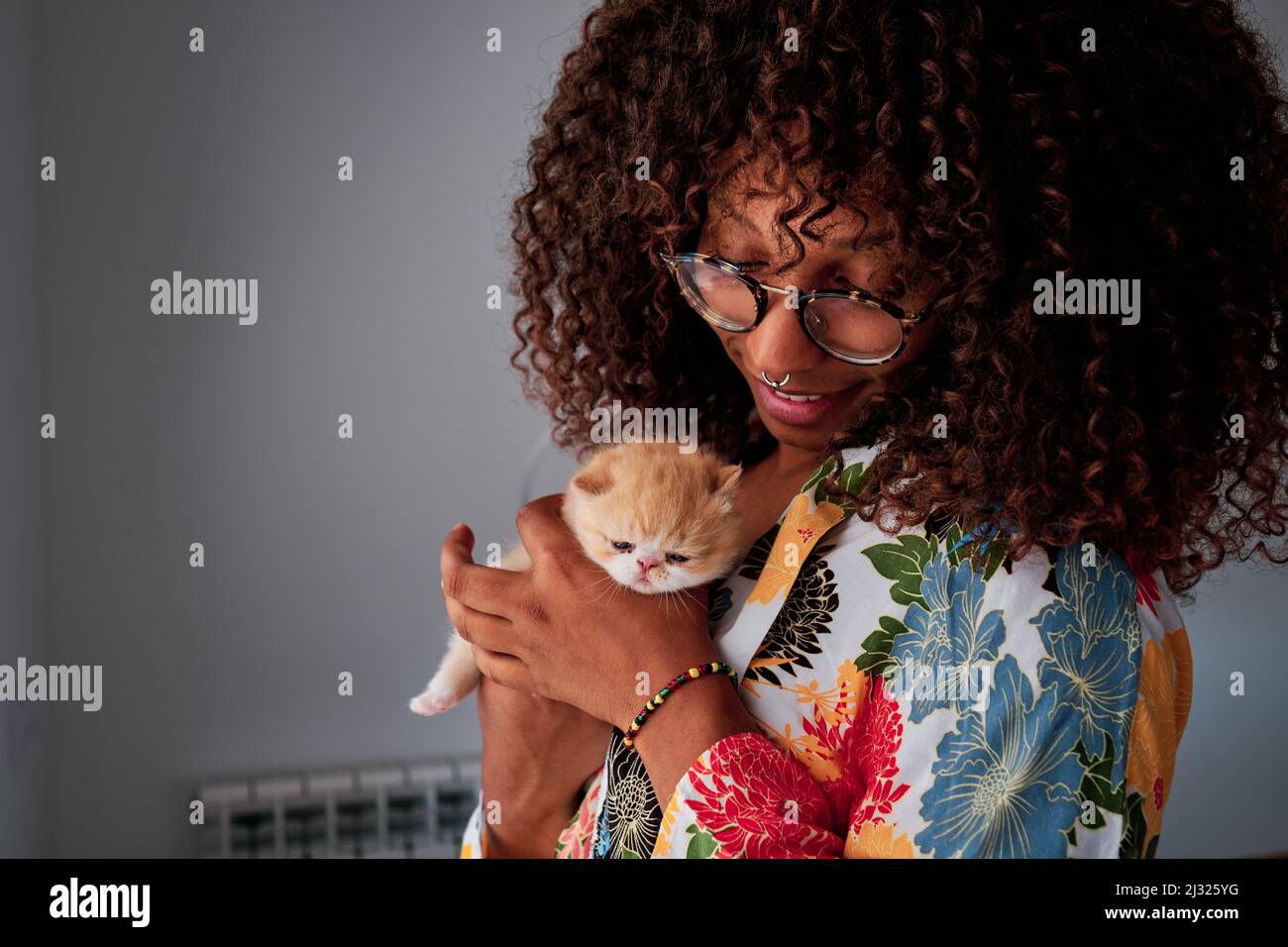 African american woman with pet cat hi-res stock photography and images ...