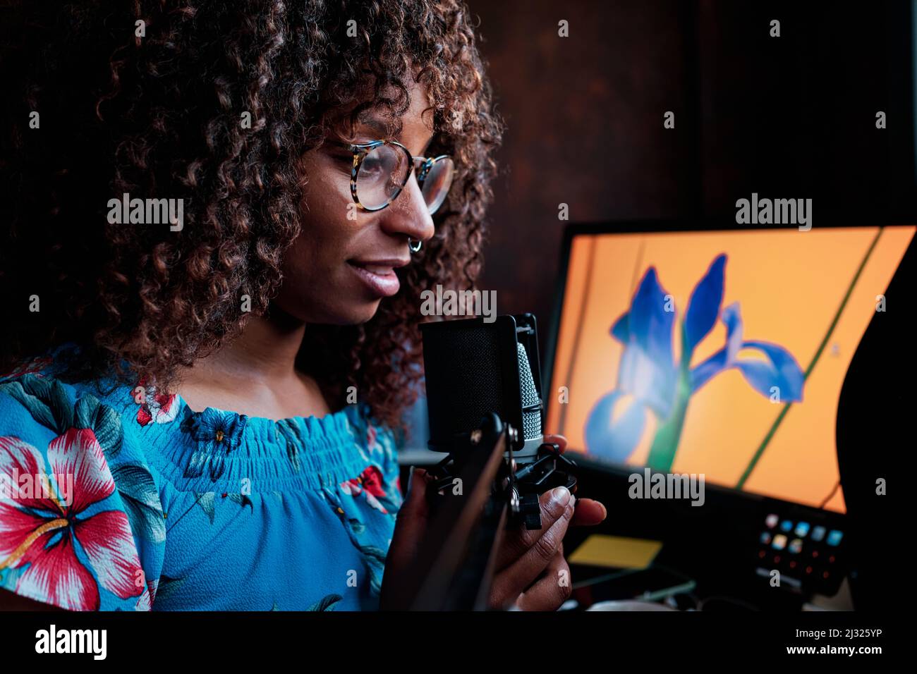 Black influencer talking studio hi-res stock photography and images - Alamy