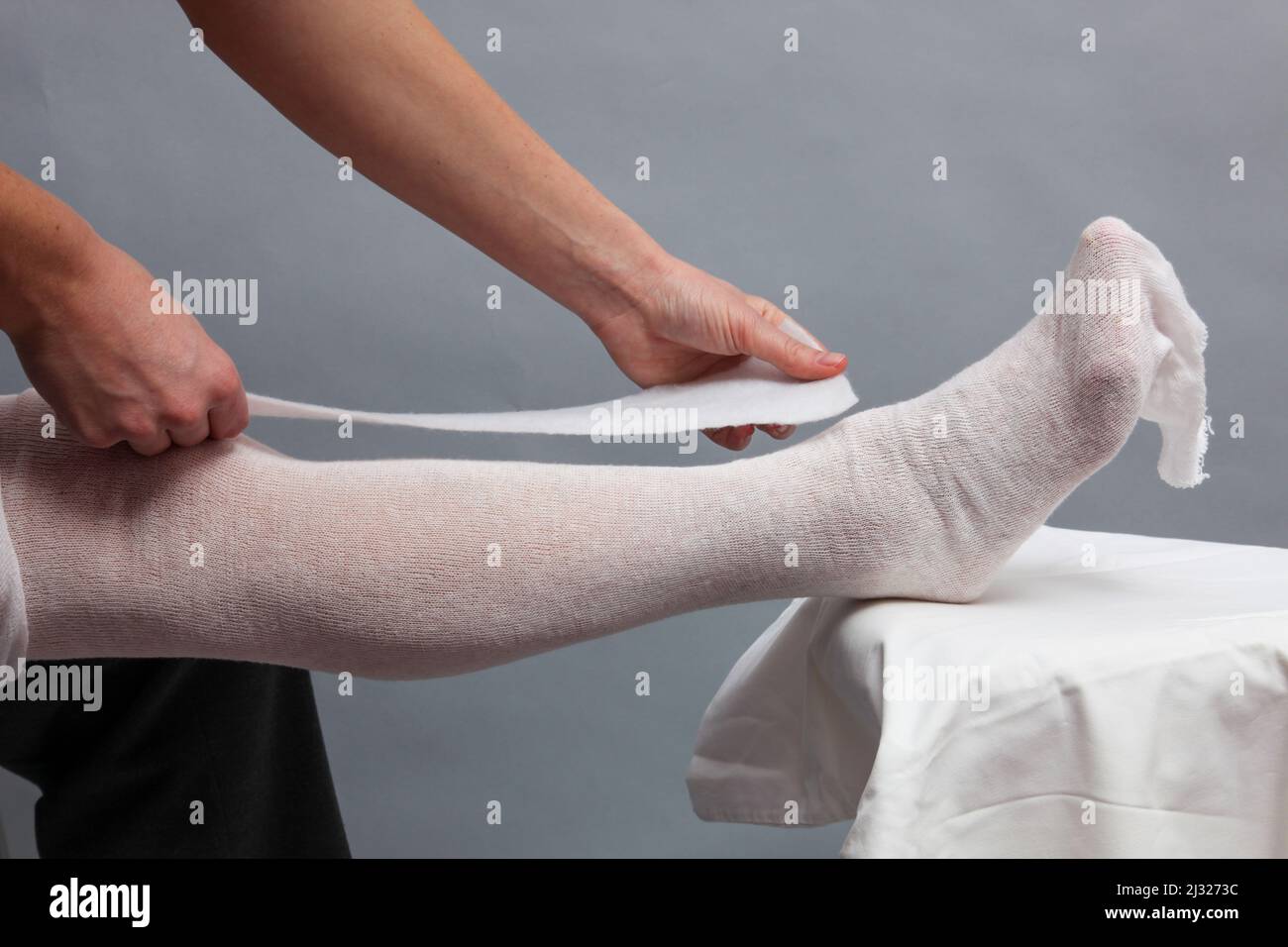 Leg splint hi-res stock photography and images - Alamy