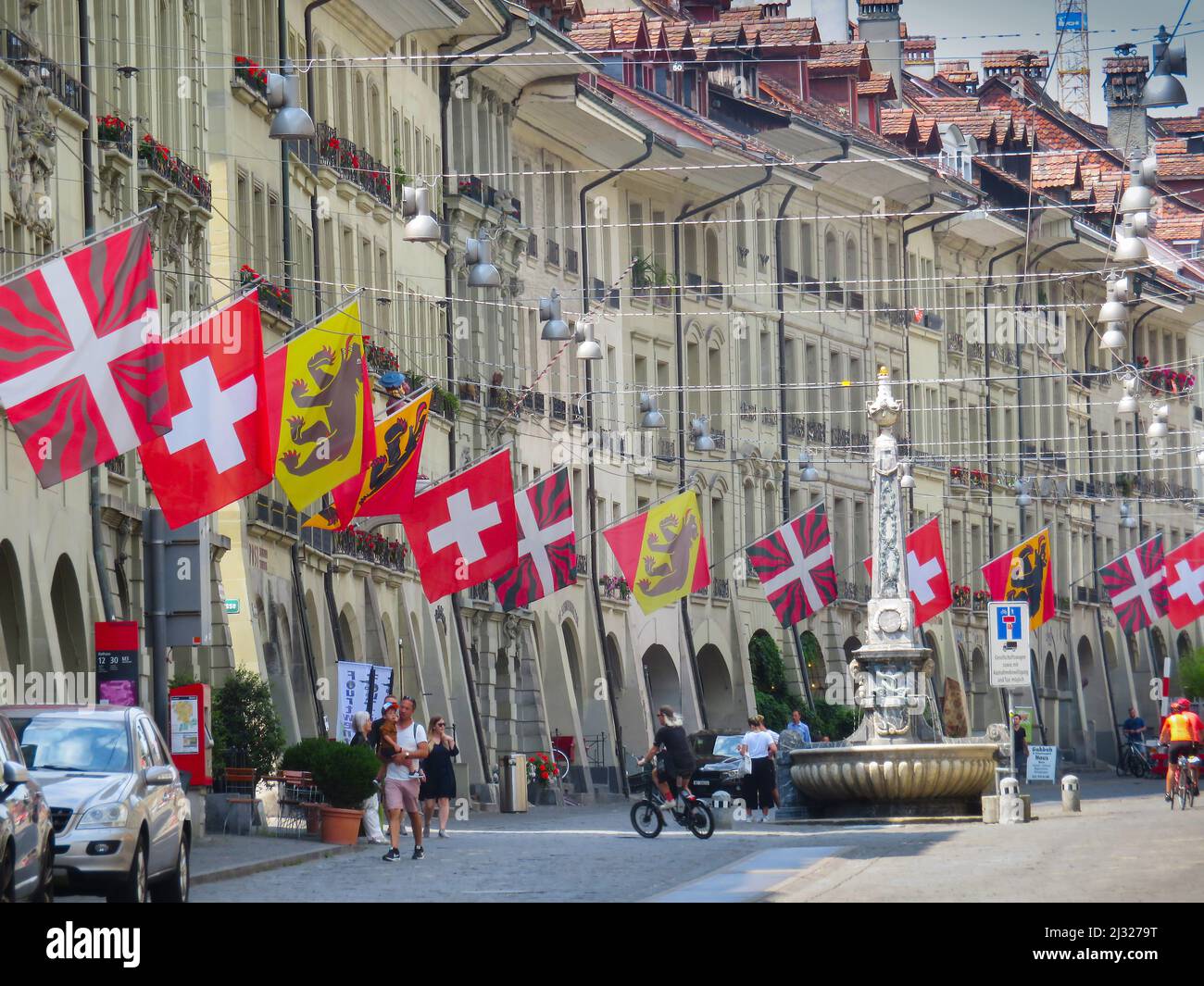 The famous shopping alley, Kramgasse in medieval city center. Bern ...