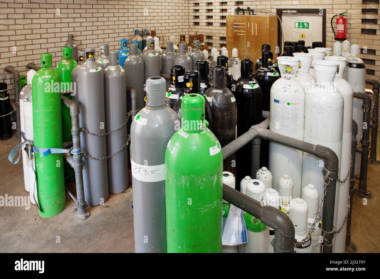 Medical gas cylinders hi-res stock photography and images - Alamy