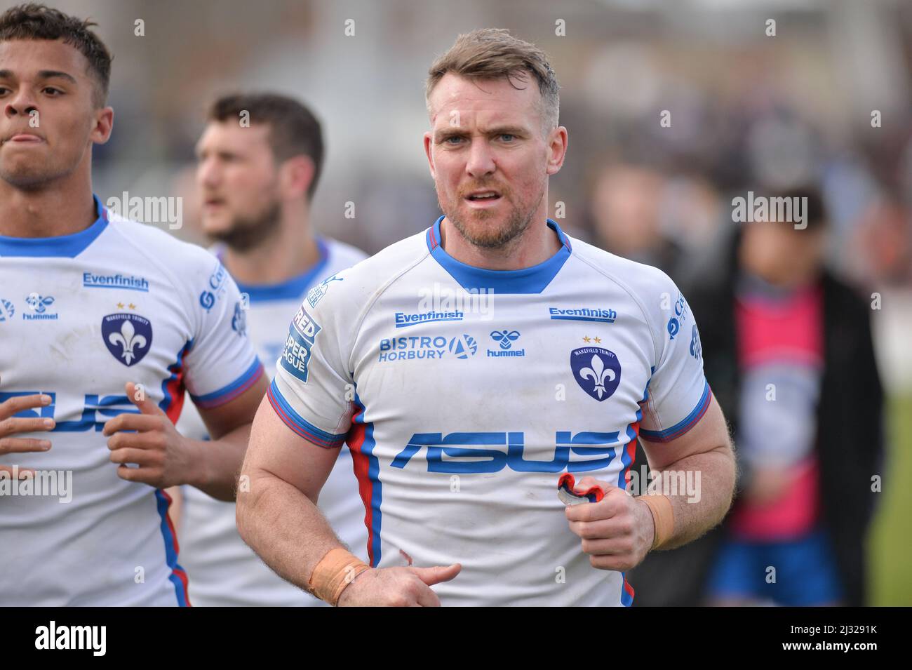 Red fans clapping football hi-res stock photography and images - Alamy
