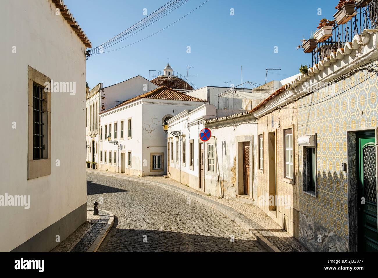 Narrow street with whitewashed buildings in downtown Faro, Algarve ...