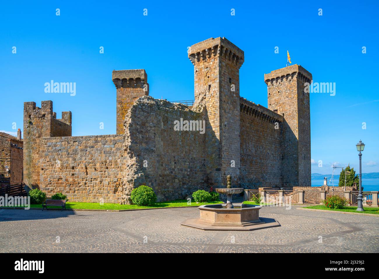 Castle building 12th century hi-res stock photography and images - Alamy