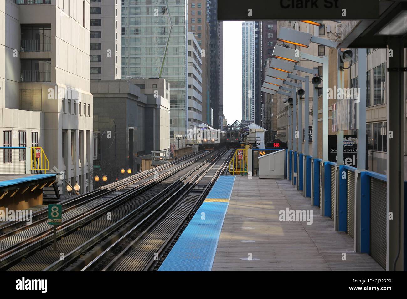 A typical downtown train platform of the CTA public transportation ...