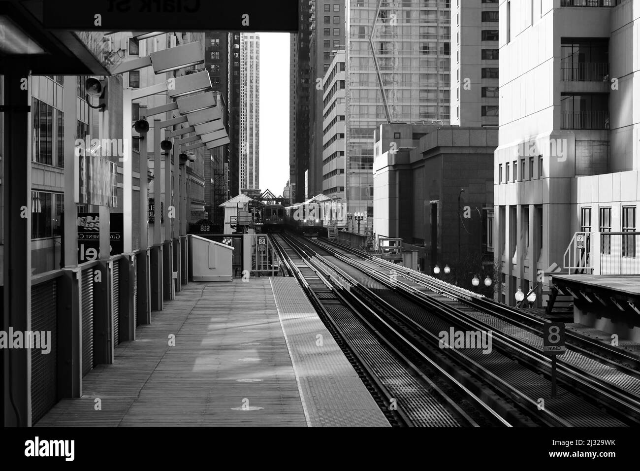 A typical downtown train platform of the CTA public transportation ...