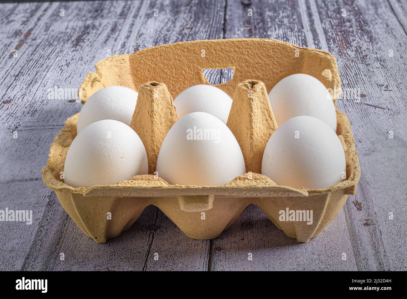 envase de carton abierto con seis huevos Stock Photo - Alamy