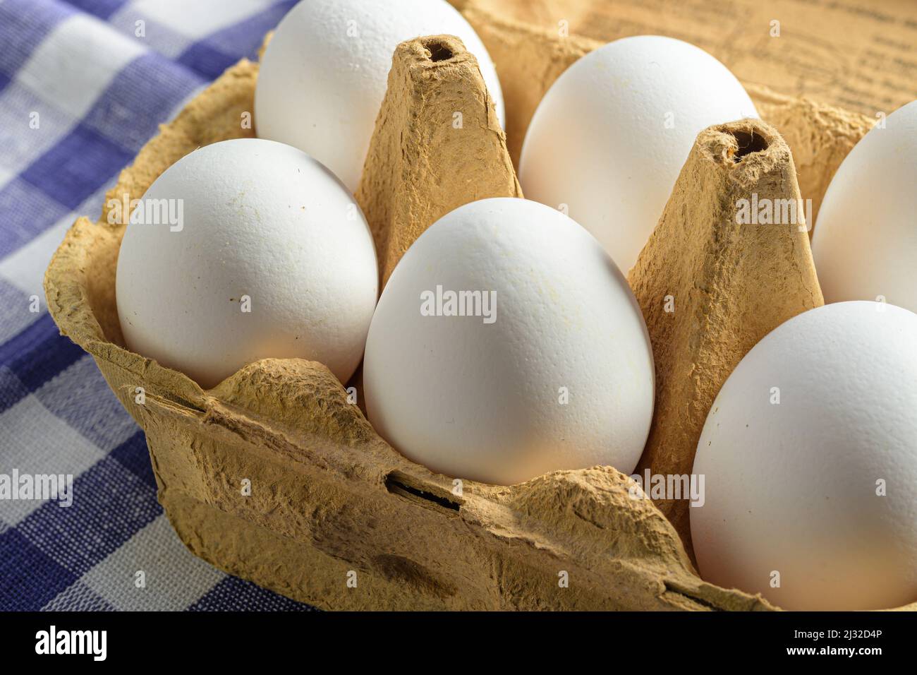 envase de carton con seis huevos Stock Photo - Alamy