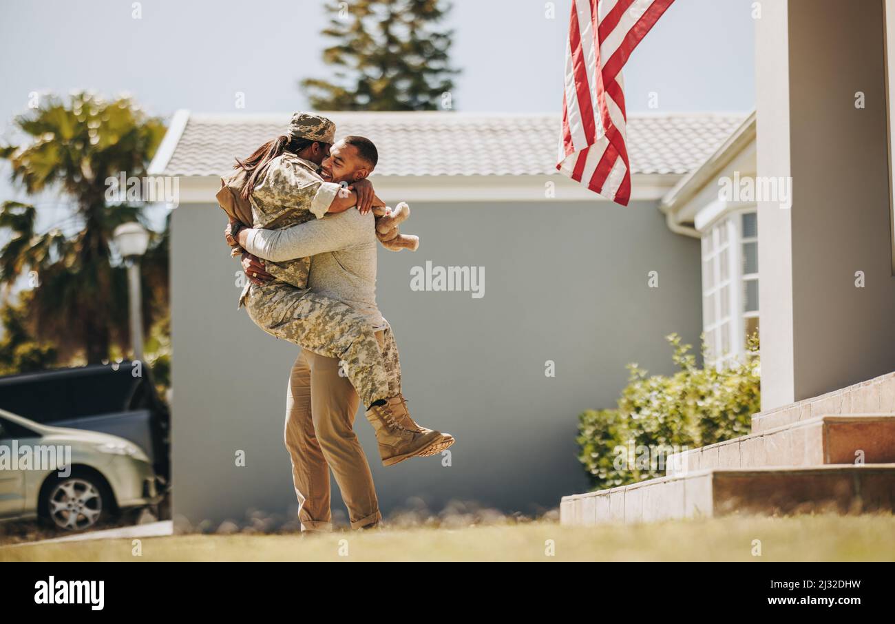 Army uniform man hugging hi-res stock photography and images - Alamy