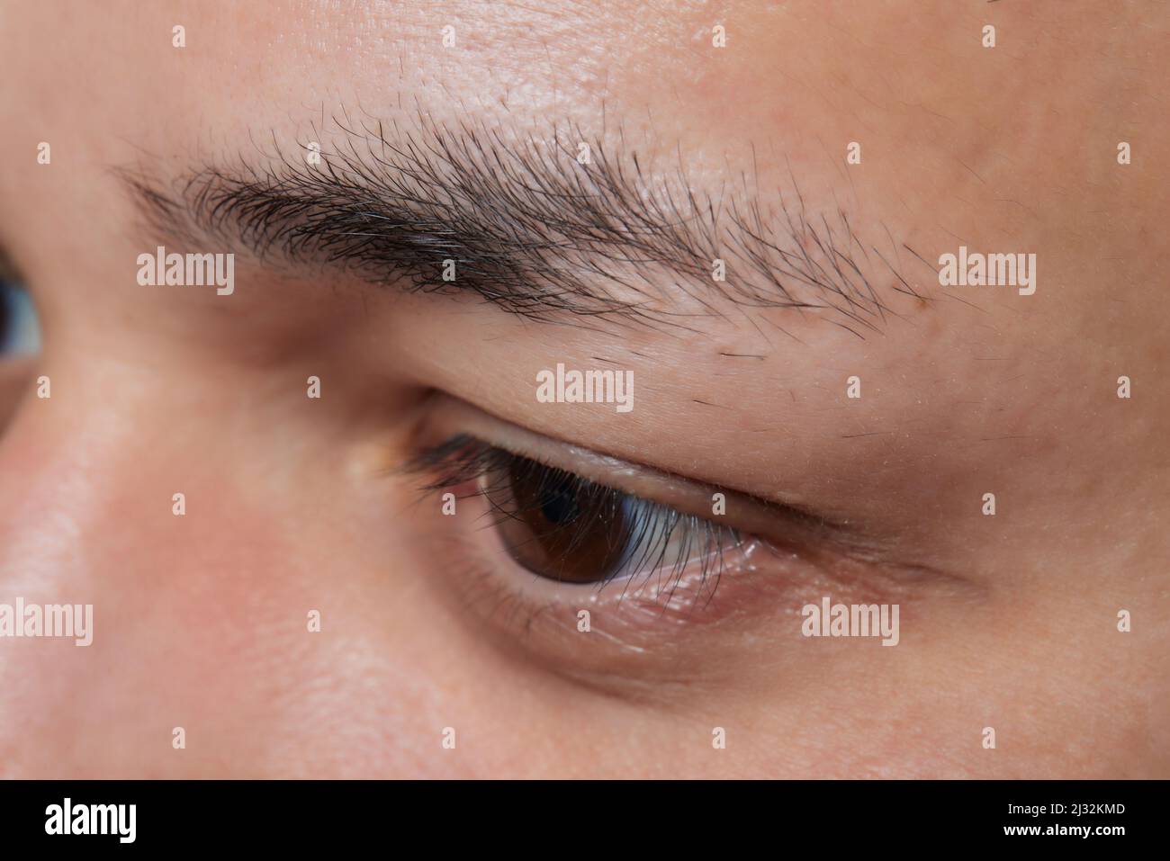 Eyebrow threading men hi-res stock photography and images - Alamy
