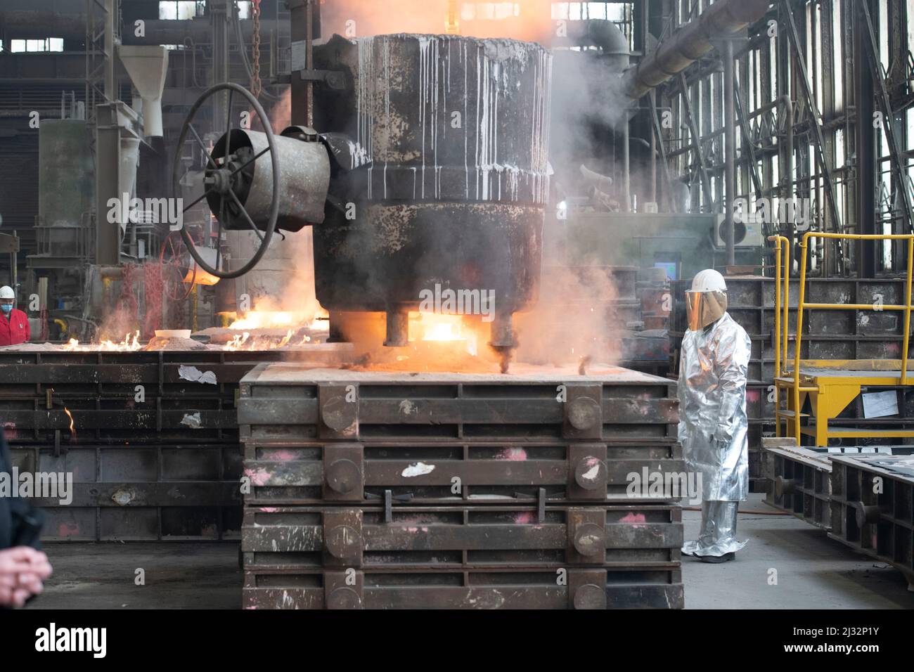 Steel workers at the steel casting, Federal Chancellor Olaf Scholz visits the FWH Stahlguss GmbH ...
