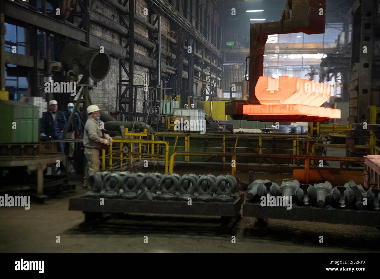 Steel workers hardening a workpiece, heat treatment, visit of Federal Chancellor Olaf Scholz at ...