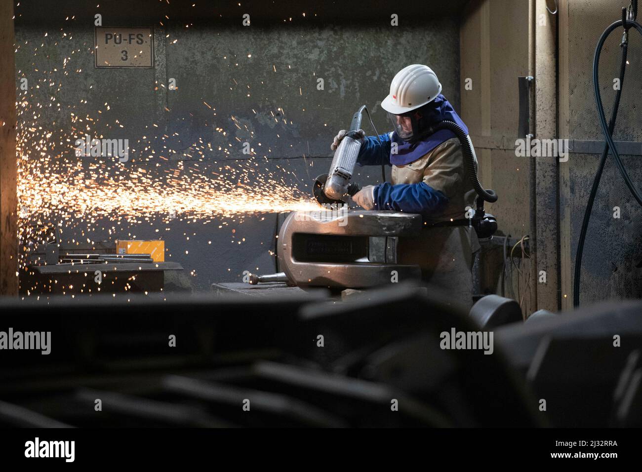 Steelworker deburrs and polishes a workpiece, Federal Chancellor Olaf Scholz visits FWH ...