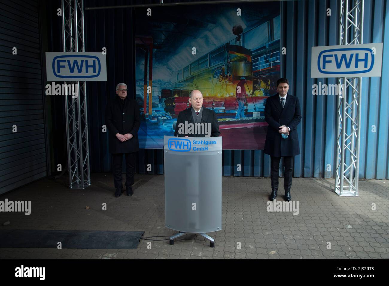 Chancellor Olaf SCHOLZ, SPD, gives a statement, back left: Managing Director Lars STEINHEIDER ...