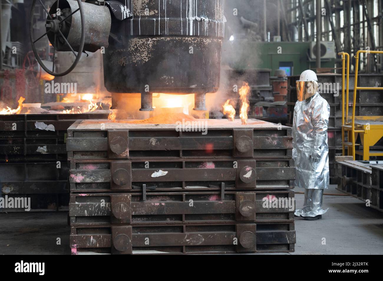 Steel workers at the steel casting, Federal Chancellor Olaf Scholz visits the FWH Stahlguss GmbH ...