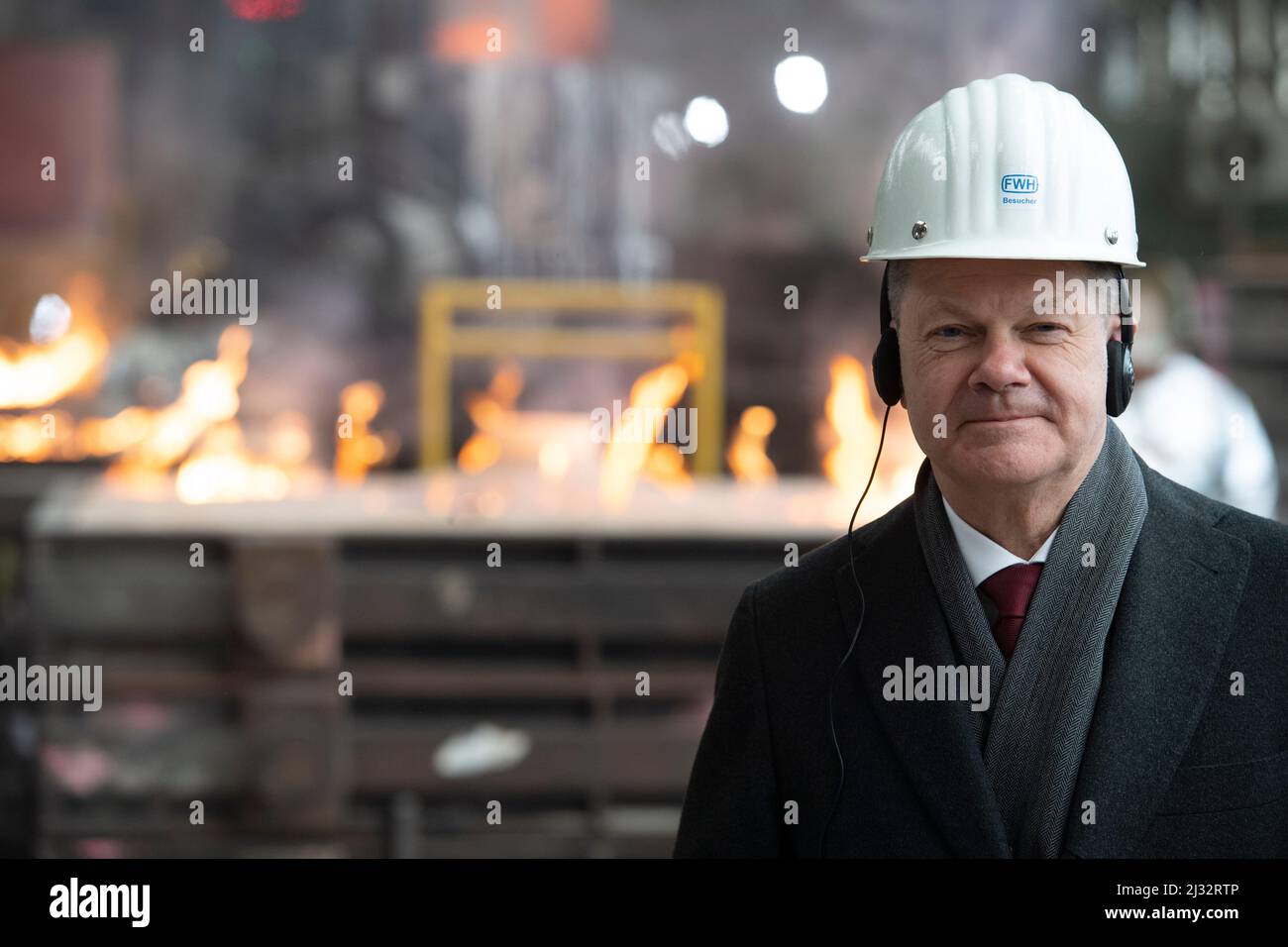 Federal Chancellor Olaf SCHOLZ, SPD, observes steel workers at the steel casting, Federal ...