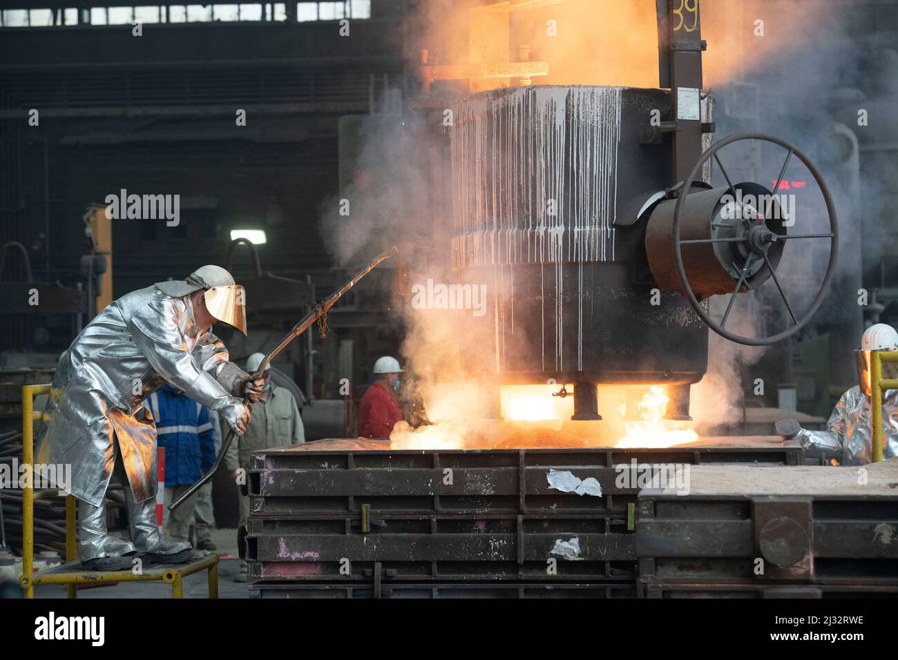 Steel workers at the steel casting, Federal Chancellor Olaf Scholz visits the FWH Stahlguss GmbH ...