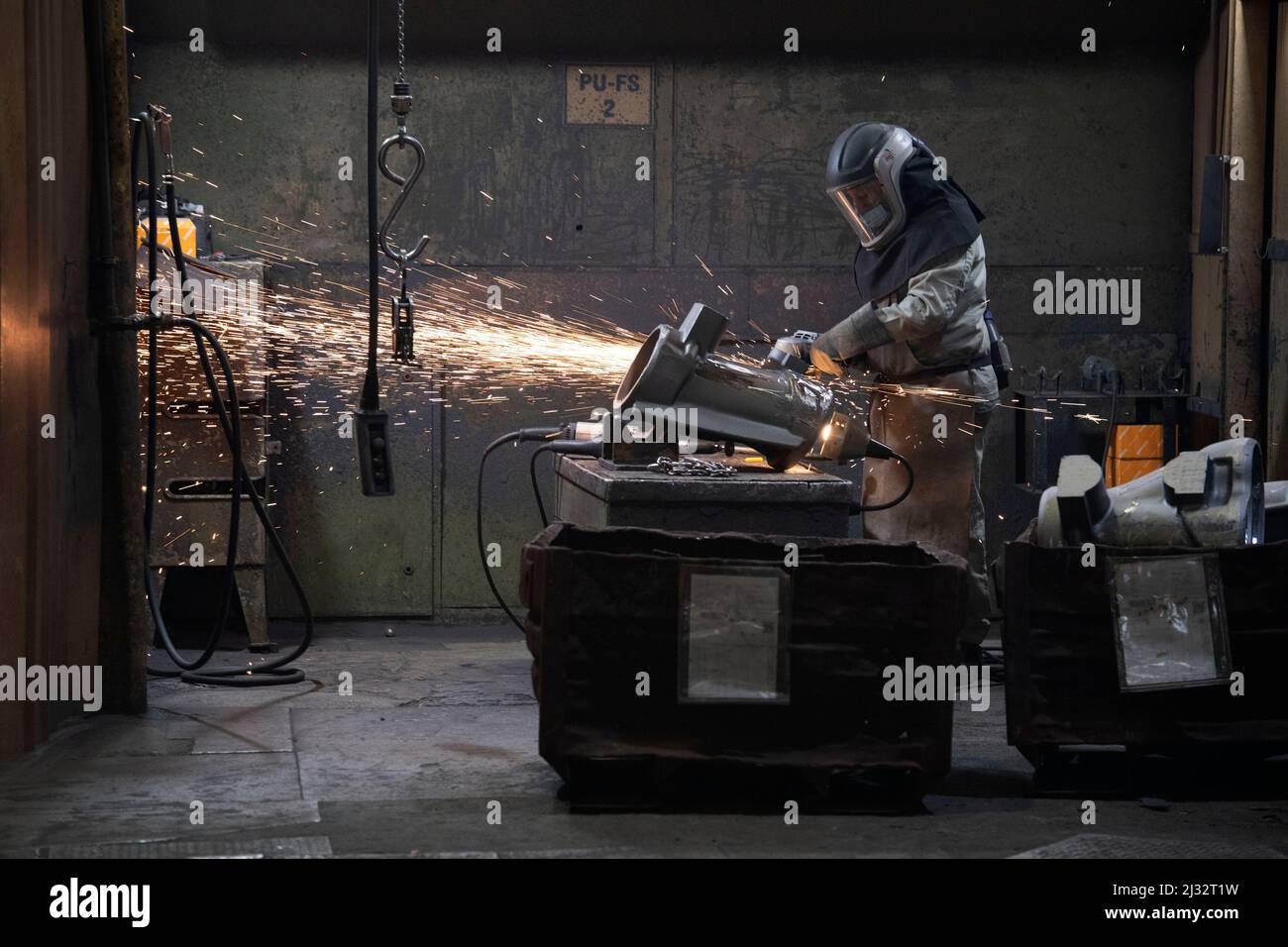 Steel worker deburrs and polishes a cast steel workpiece, Federal Chancellor Olaf Scholz visits ...