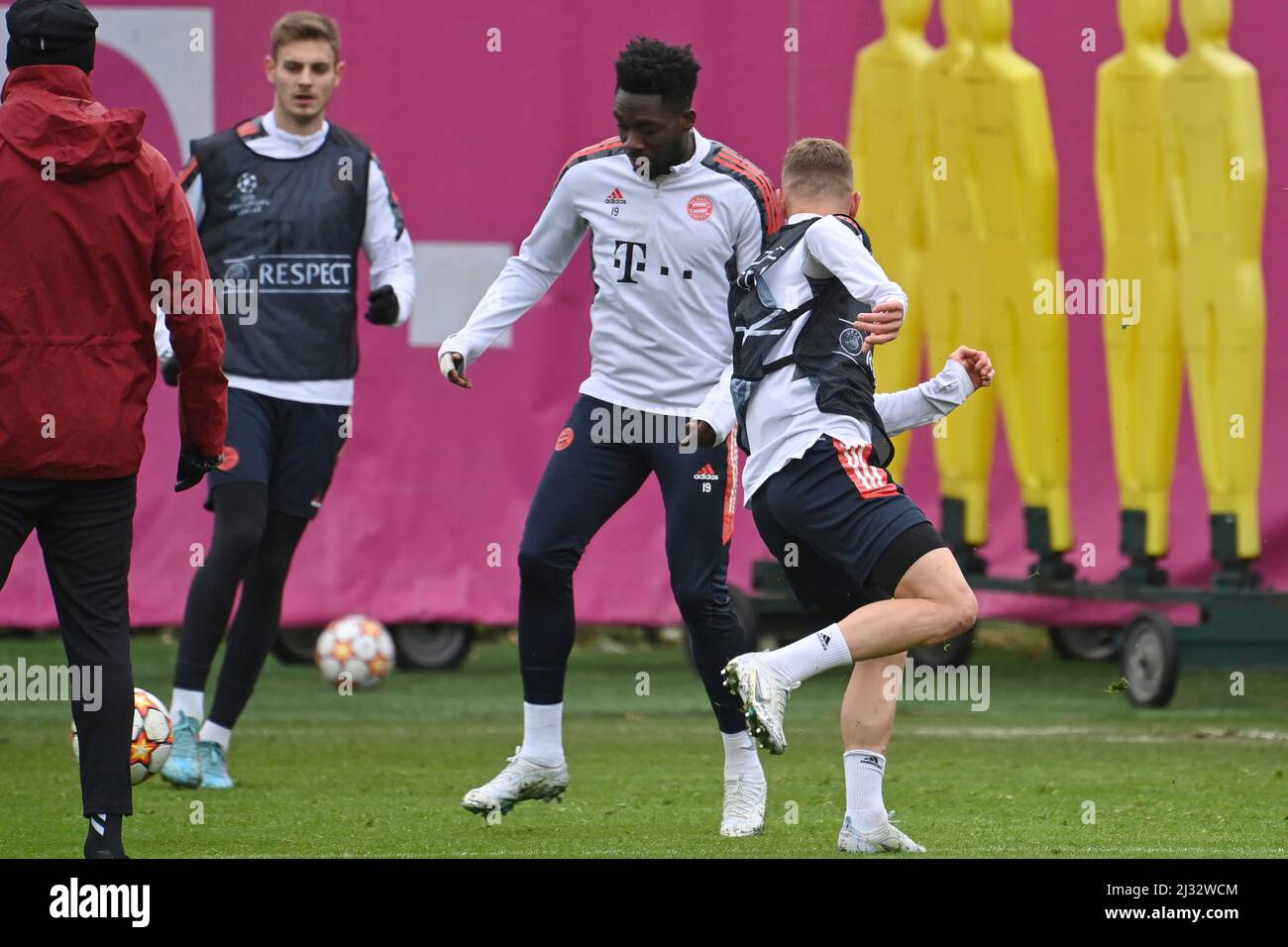 Munich, Deutschland. 05th Apr, 2022. Alphonso DAVIES (FC Bayern Munich ...