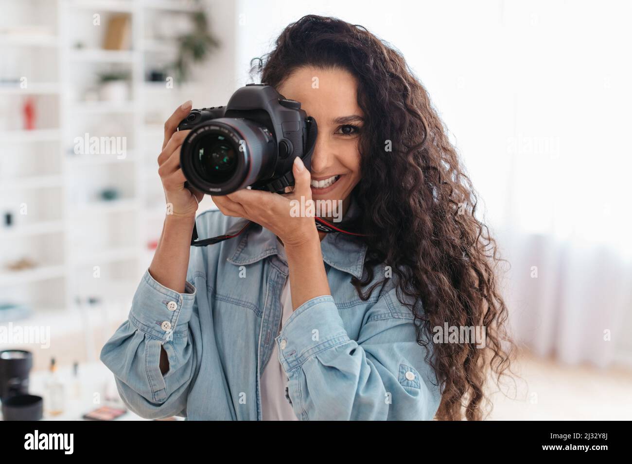 Lady taking photo hi-res stock photography and images - Alamy