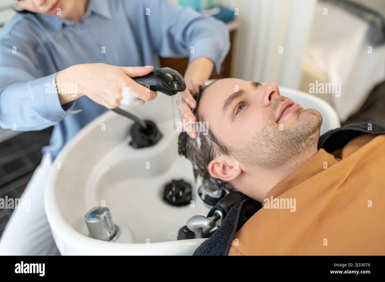 How Do Hairdressers Wash Hair at Carole Barnes blog