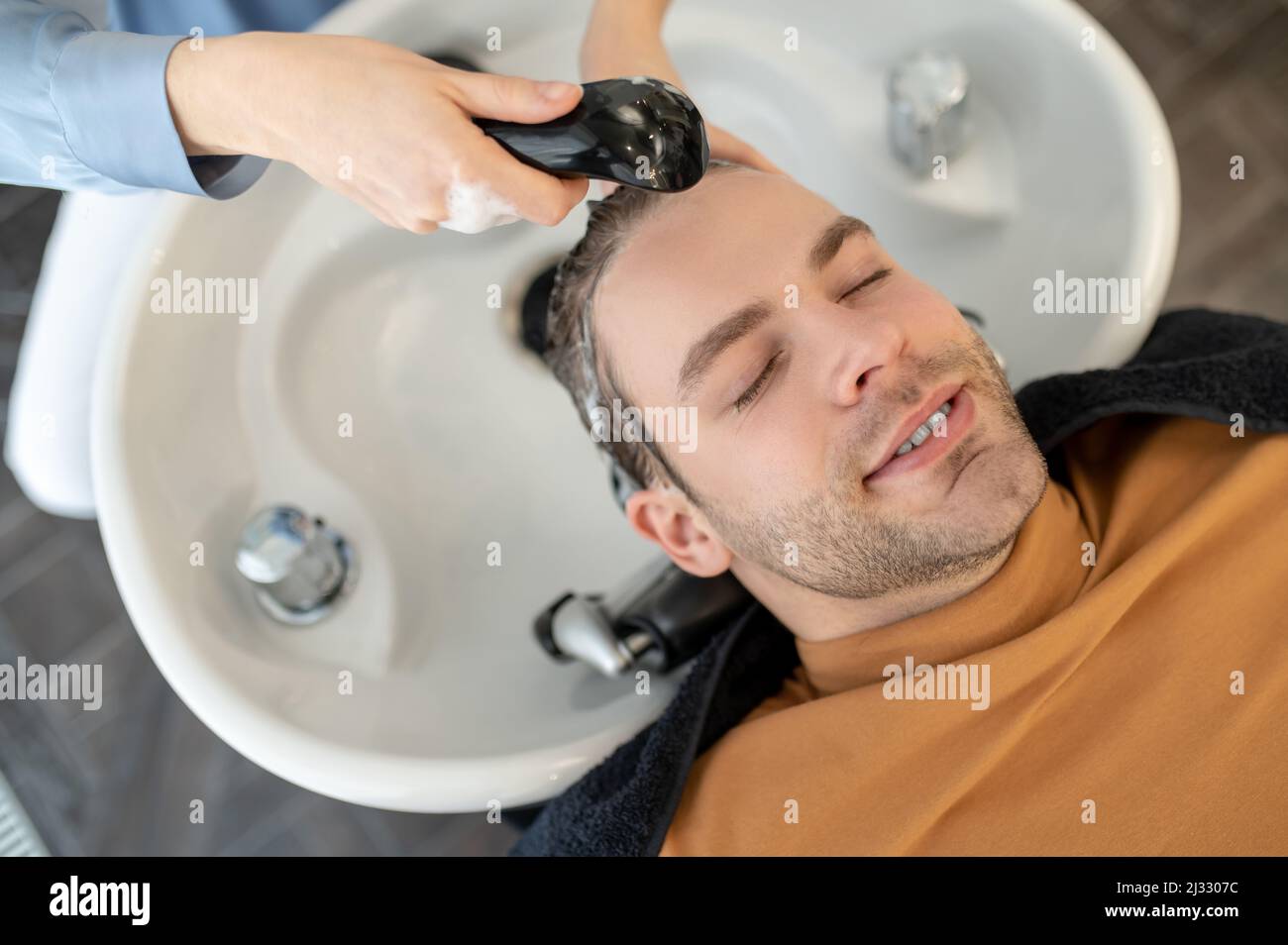 Hair salon basin hi-res stock photography and images - Alamy