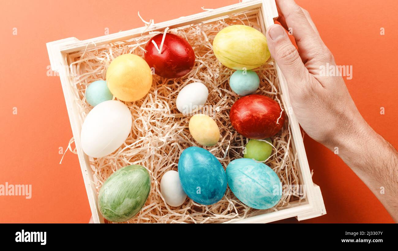 Hand basket painted easter eggs hi-res stock photography and images - Alamy