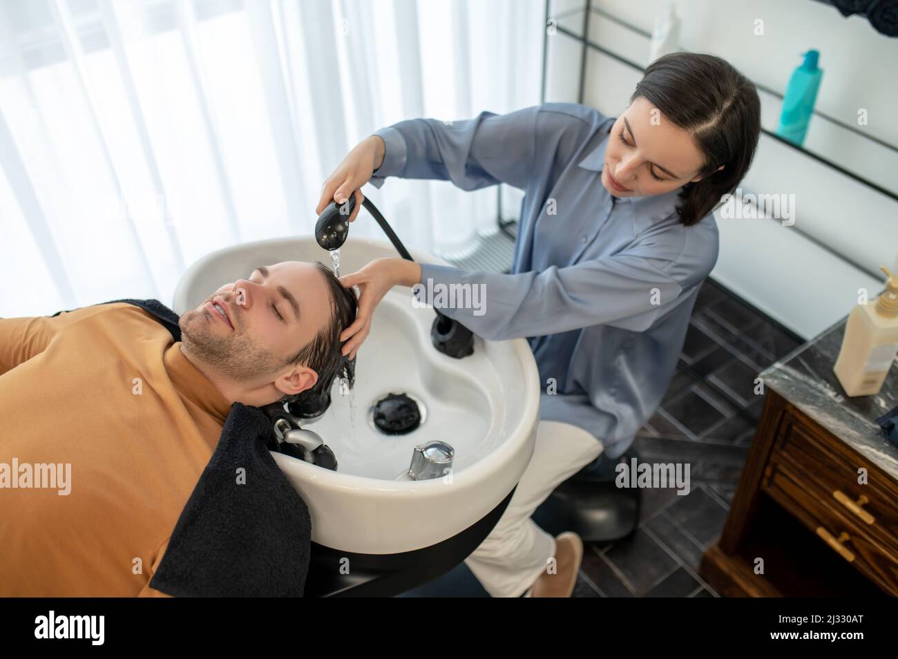 Female client hair salon basin hi-res stock photography and images - Alamy