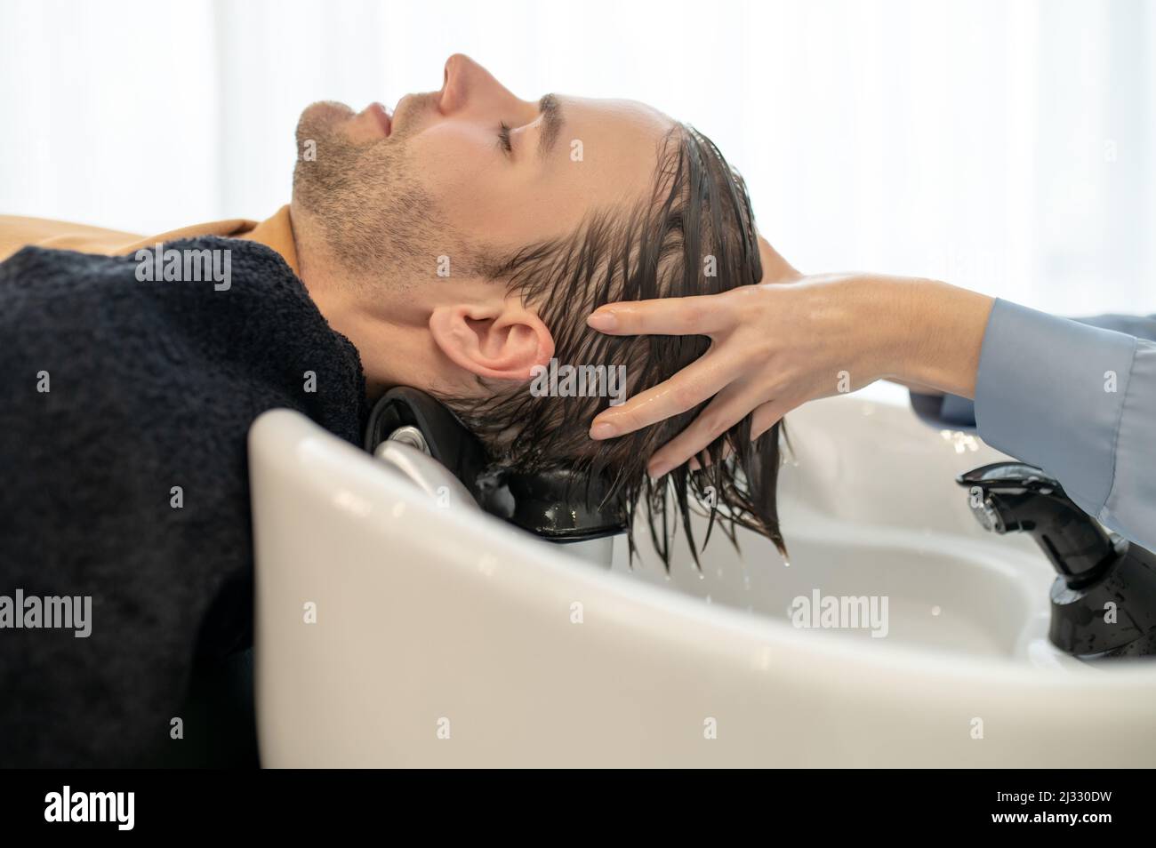 Head washing basin hi-res stock photography and images - Alamy