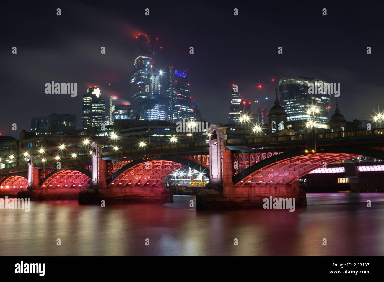 London city night buildings hi-res stock photography and images - Alamy