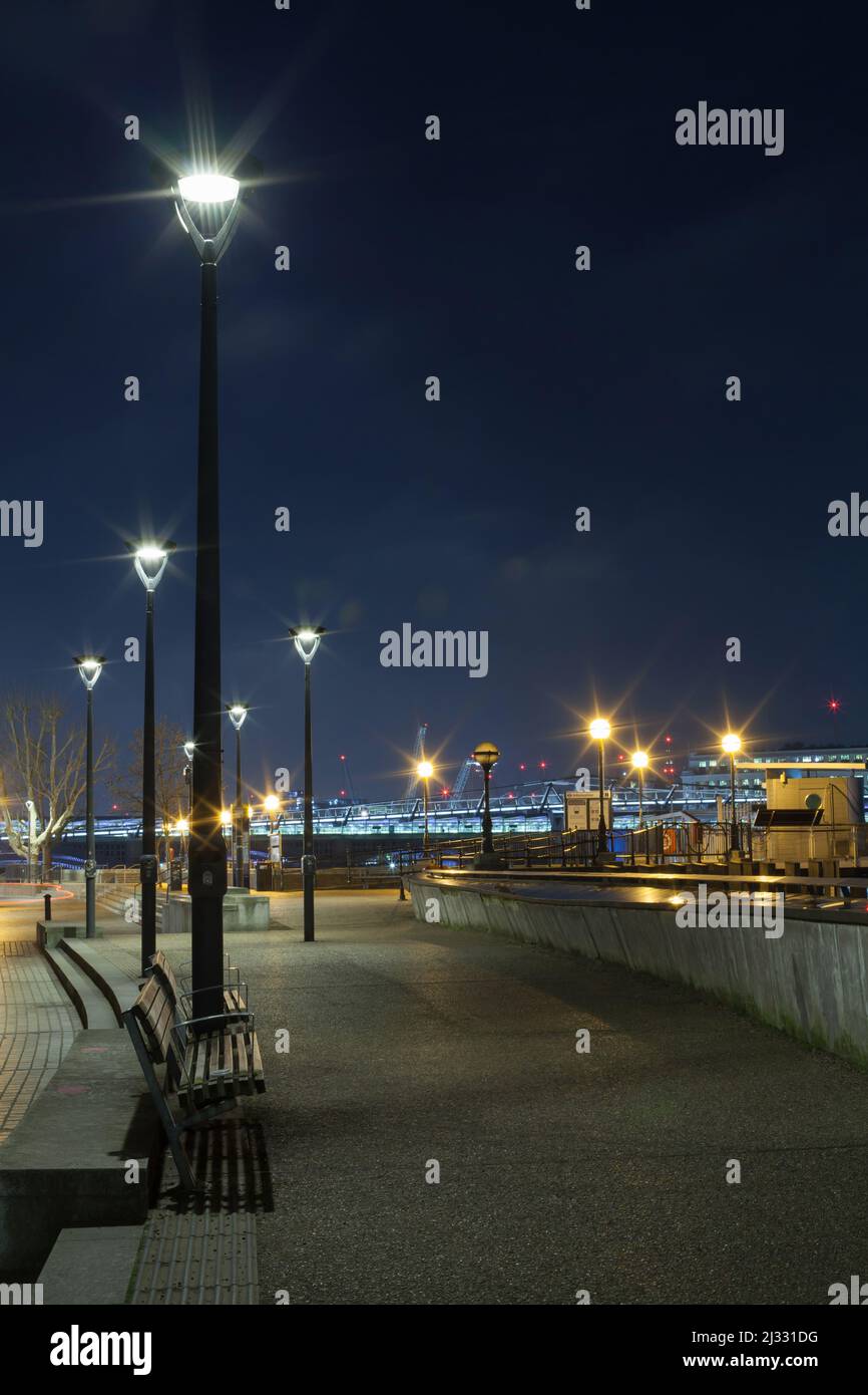 Riverside promenade thames hi-res stock photography and images - Alamy