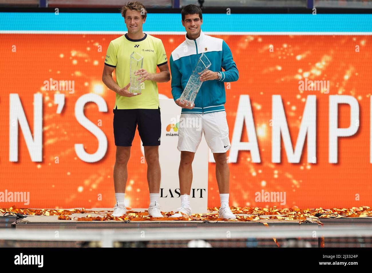 MIAMI GARDENS, FLORIDA - APRIL 03: Casper Ruud of Norway and Carlos ...