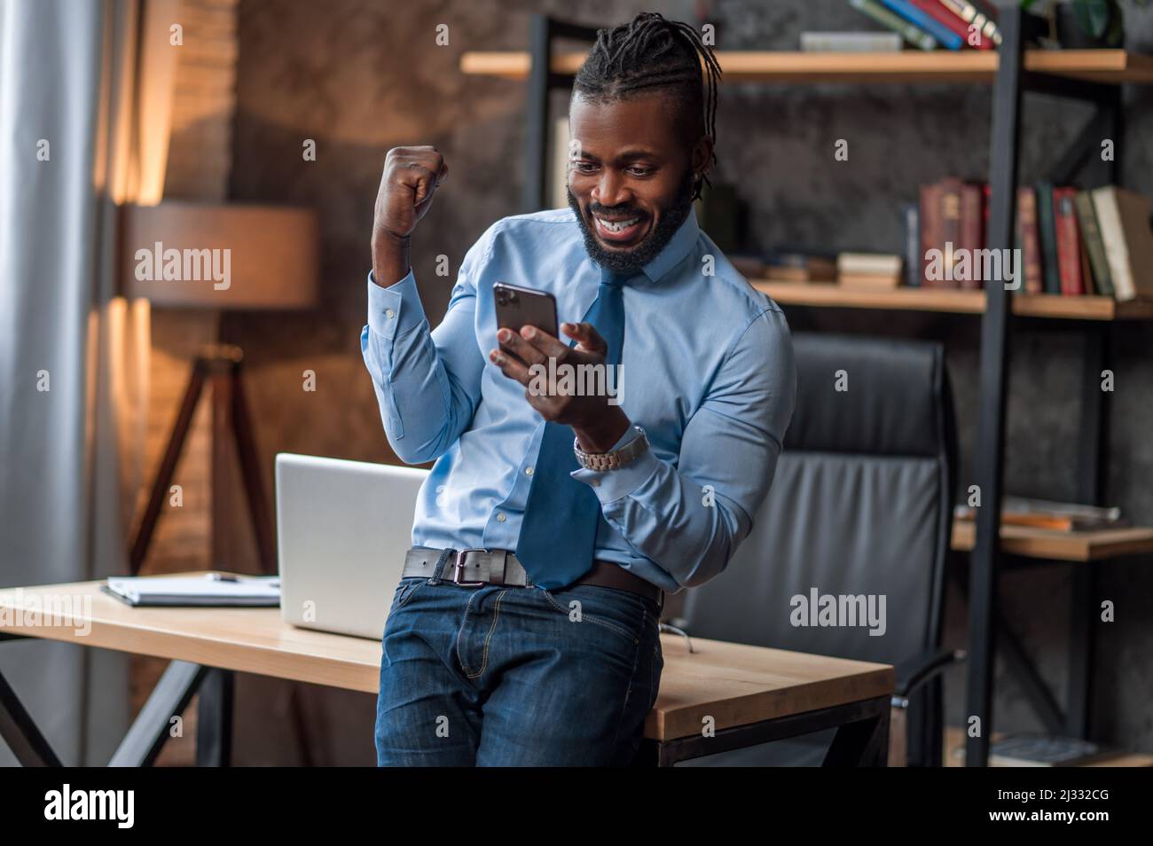 Reading news phone hand hi-res stock photography and images - Alamy