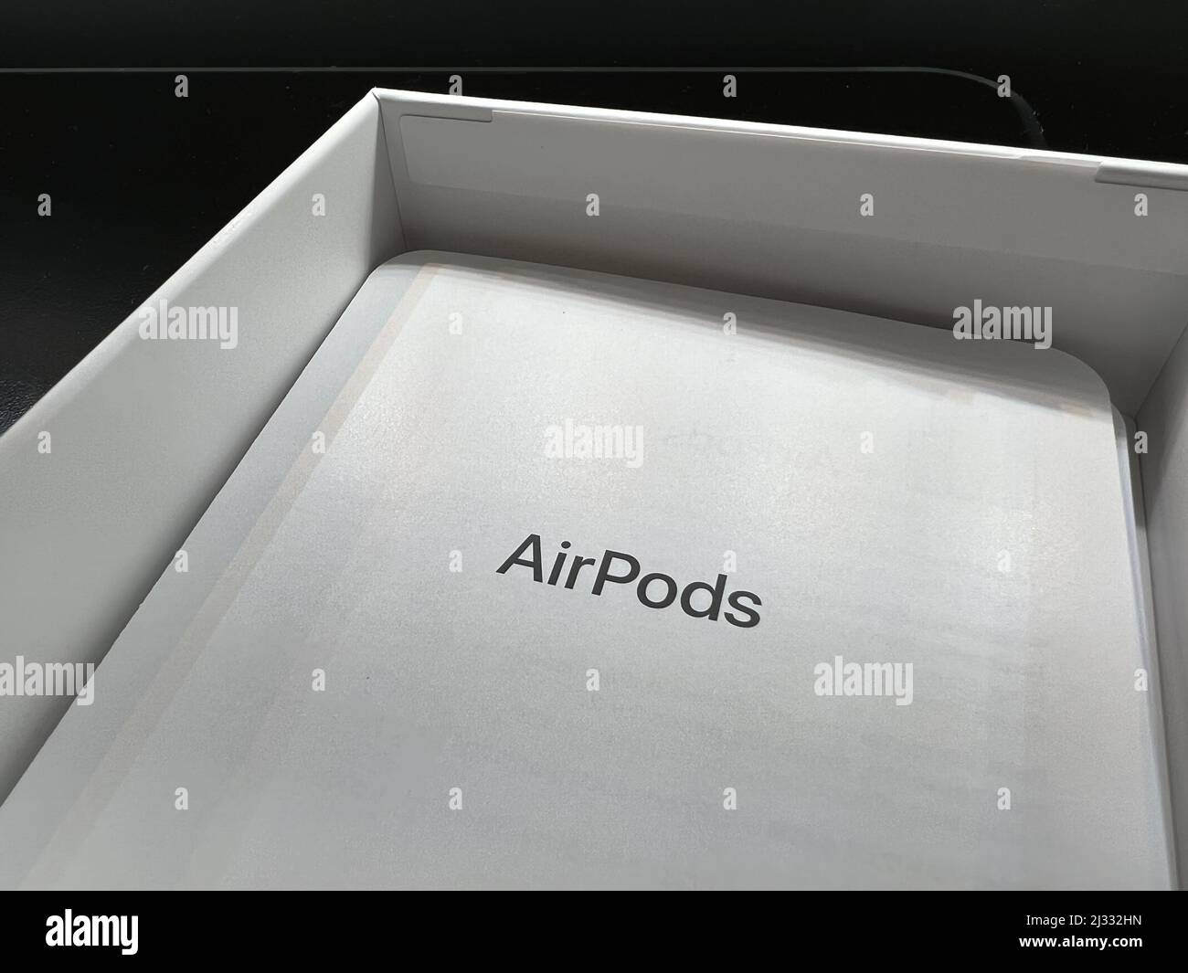Airpod apple logo hi-res stock photography and images - Alamy
