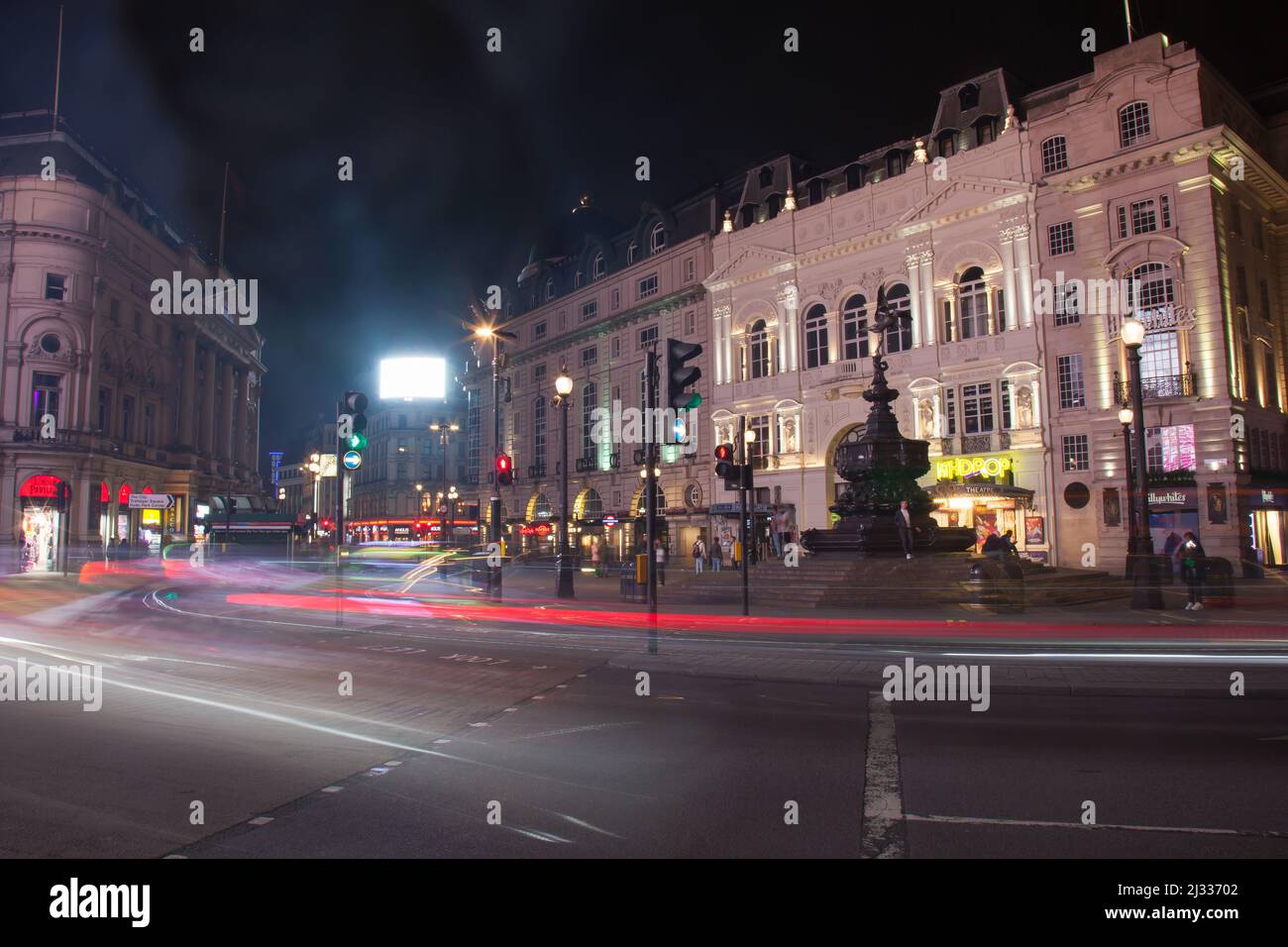 London piccadilly circus at night hi-res stock photography and images ...