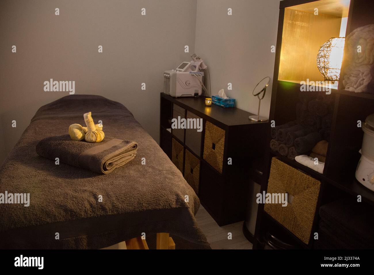 Massage room with zen atmosphere Stock Photo - Alamy