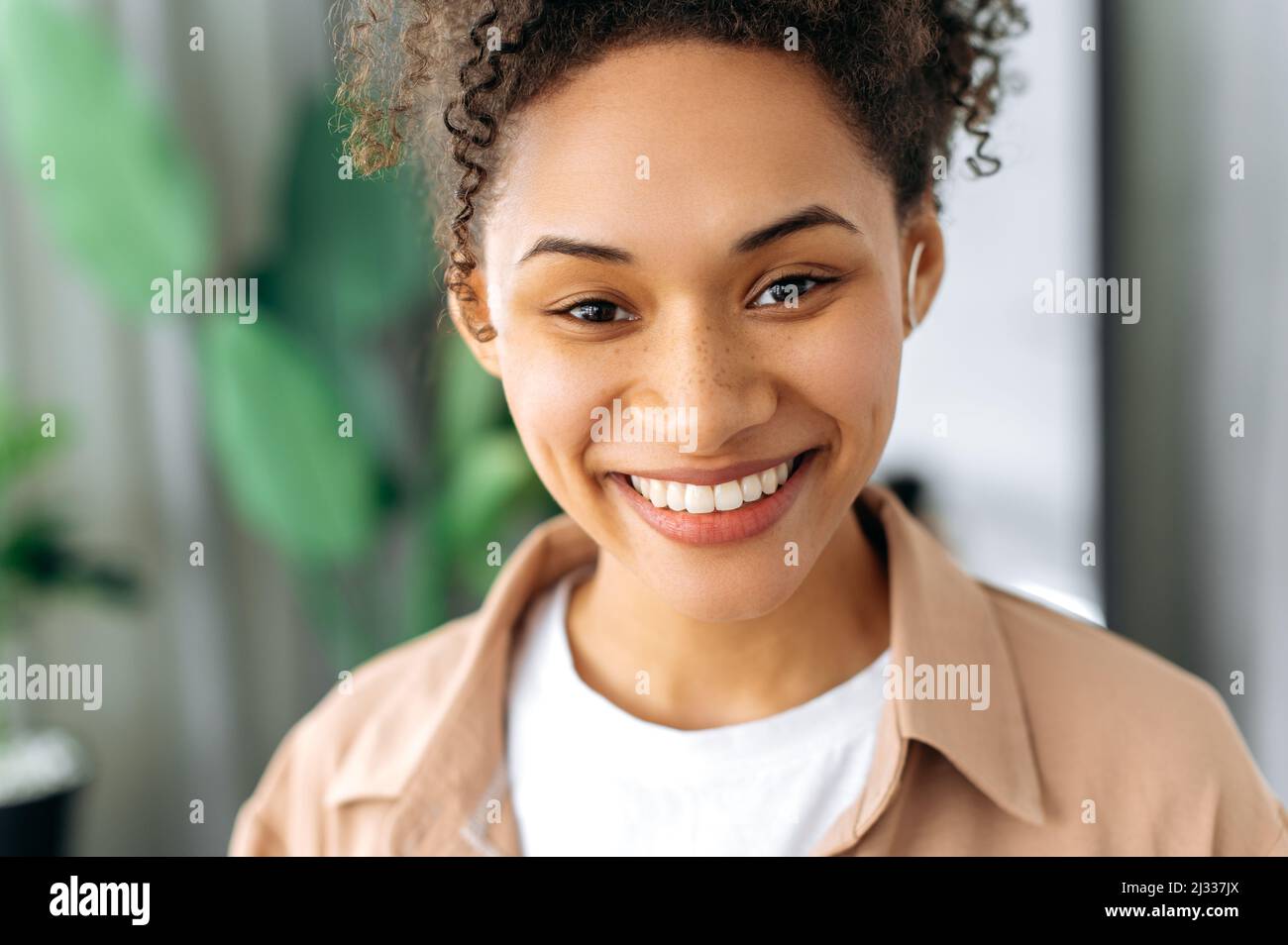 Freckles brunette hi-res stock photography and images - Alamy