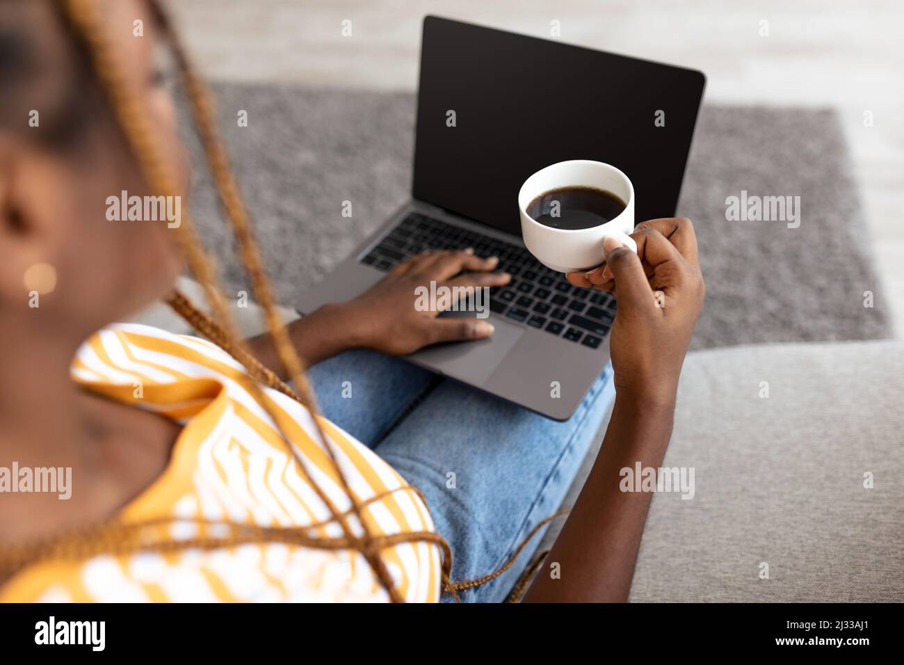 Black woman laptop screen hi-res stock photography and images - Alamy
