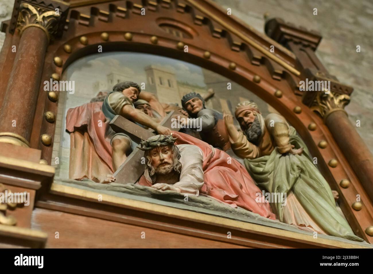 Jesus Christ carries the cross and fell Stock Photo - Alamy