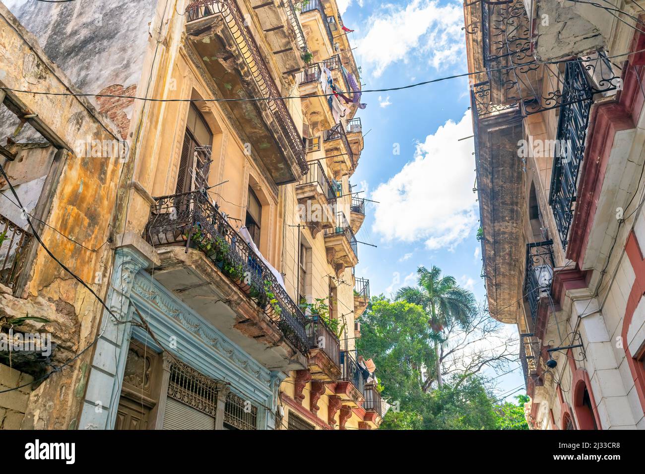 Run down buildings hi-res stock photography and images - Alamy