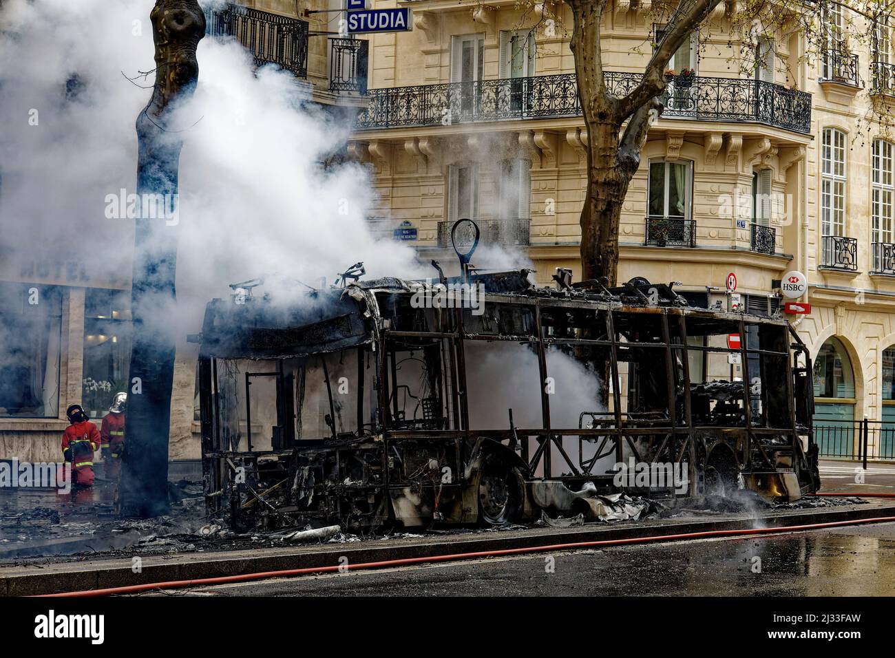 Paris, France. 04th Apr, 2022. RATP electric bus fire at Boulevard ...