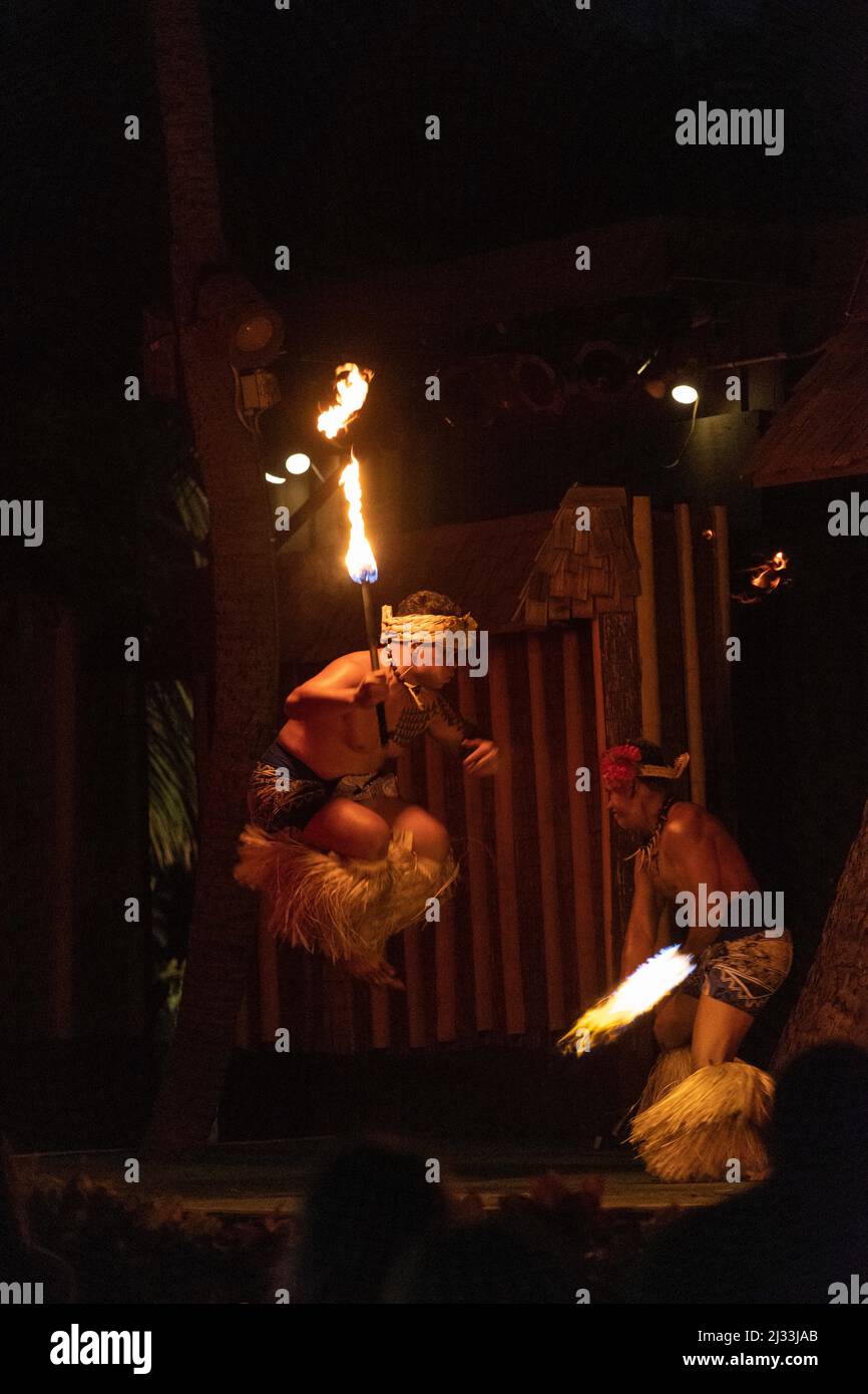 Fire dancer at traditional Hawaiian luau Stock Photo - Alamy