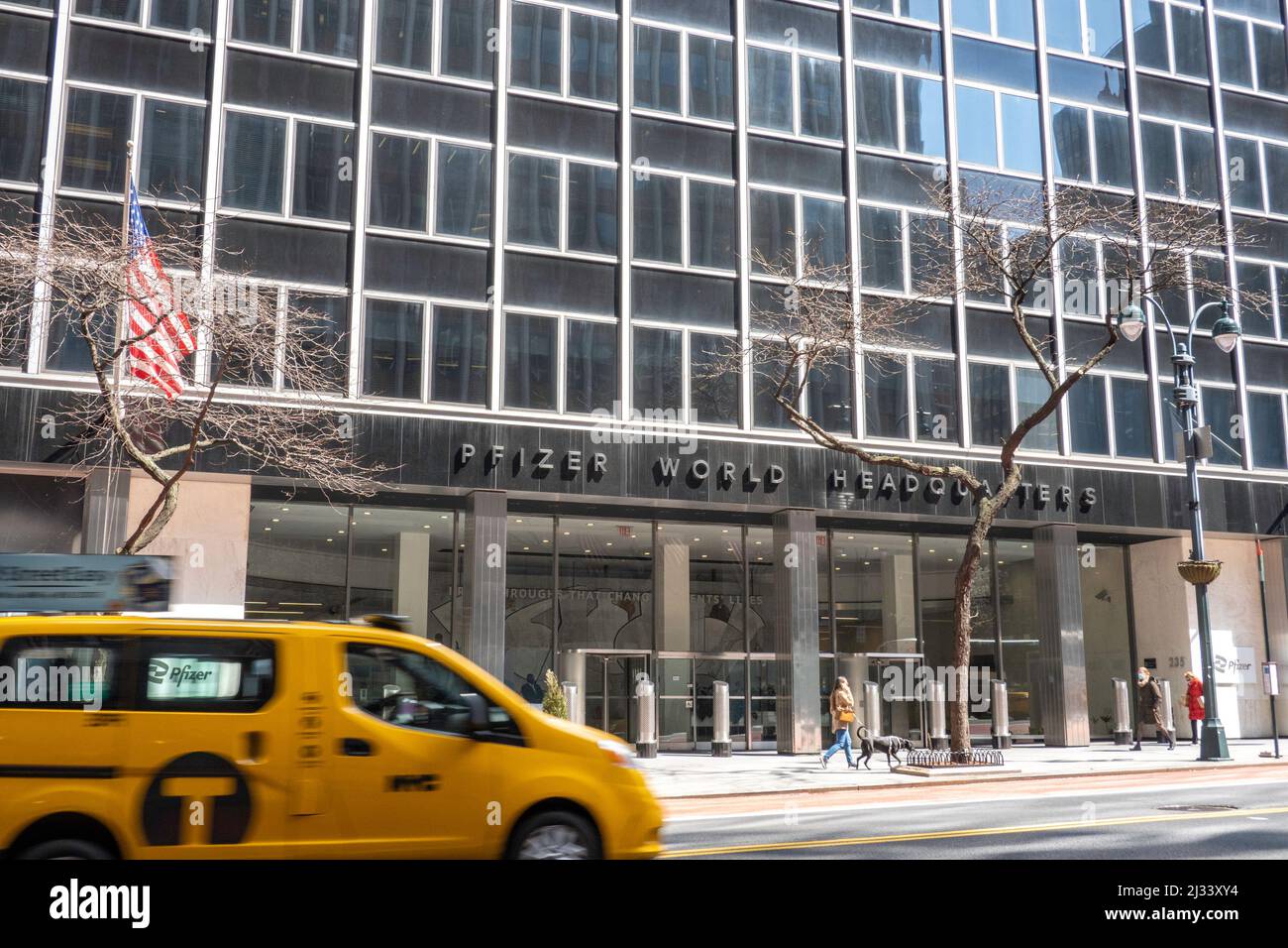 Pfizer World Headquarters Building Facade, NYC 2022 Stock Photo - Alamy