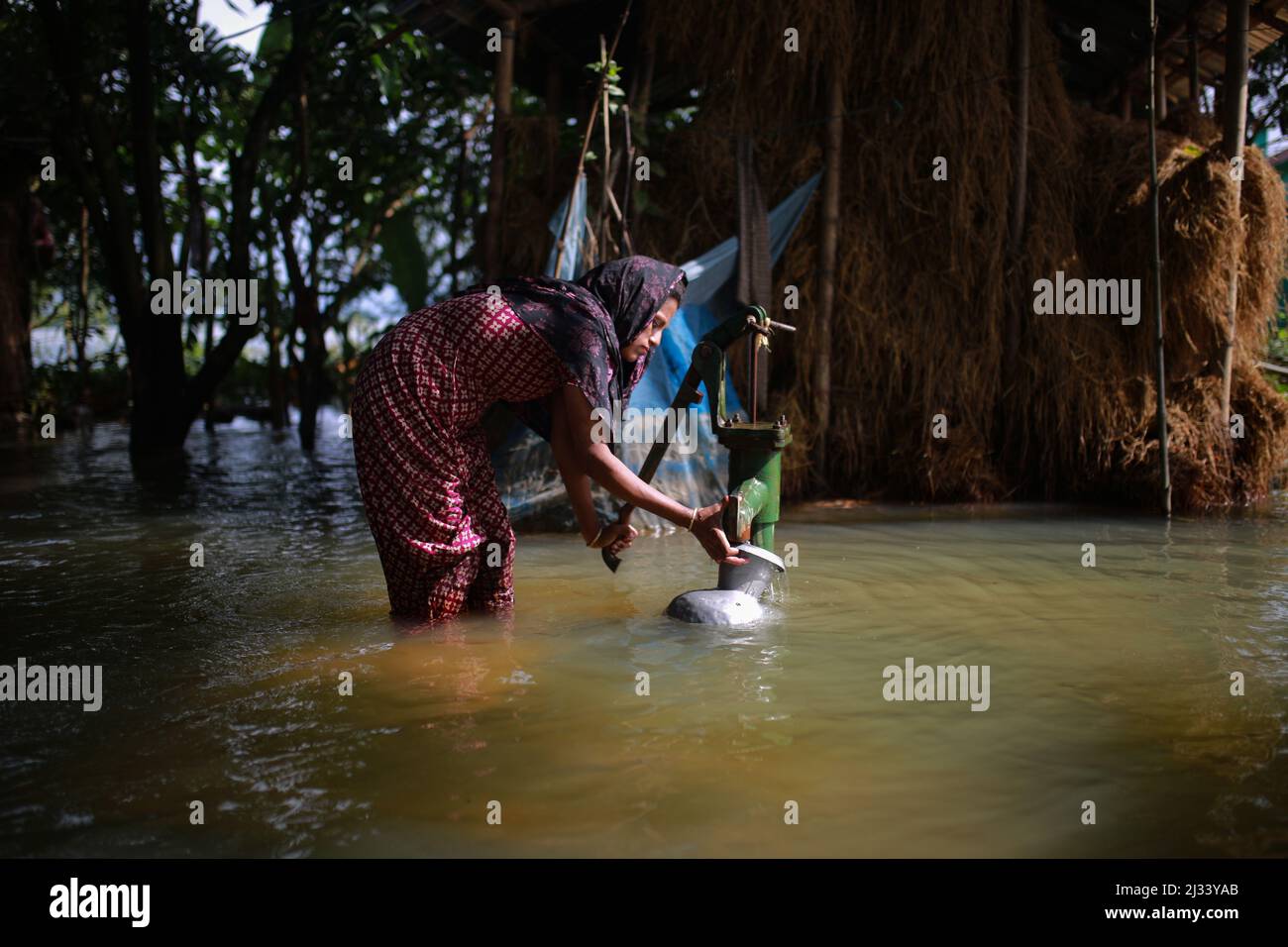 Houses overflowing water people walking hi-res stock photography and ...